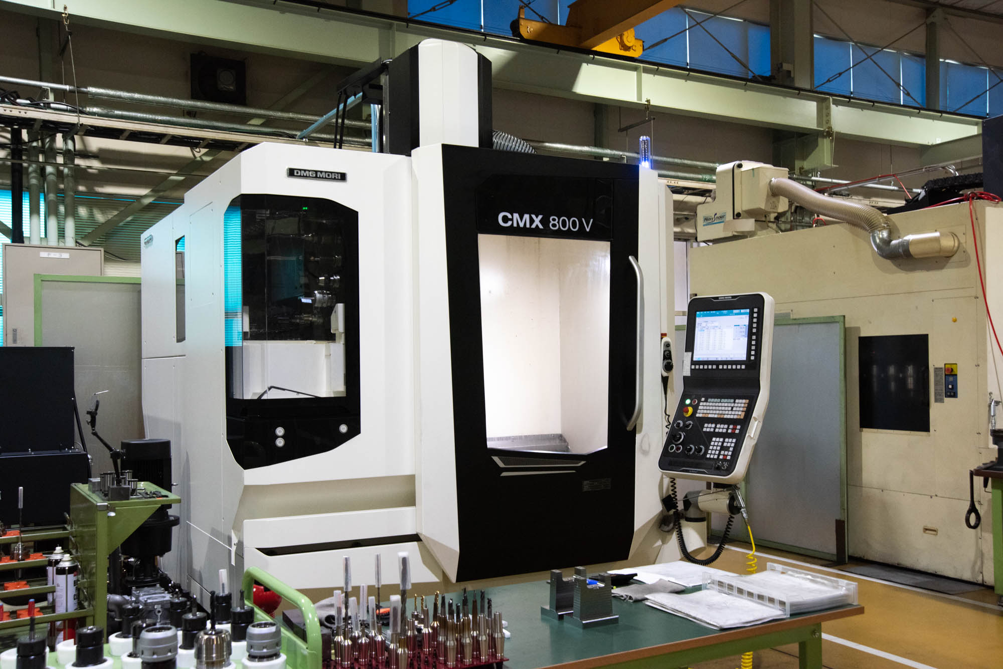 DMG森精機の立形マシニングセンタ【CMX800V】を導入／穴加工の高速化／センタースルー とは - 株式会社 リバン・イシカワ