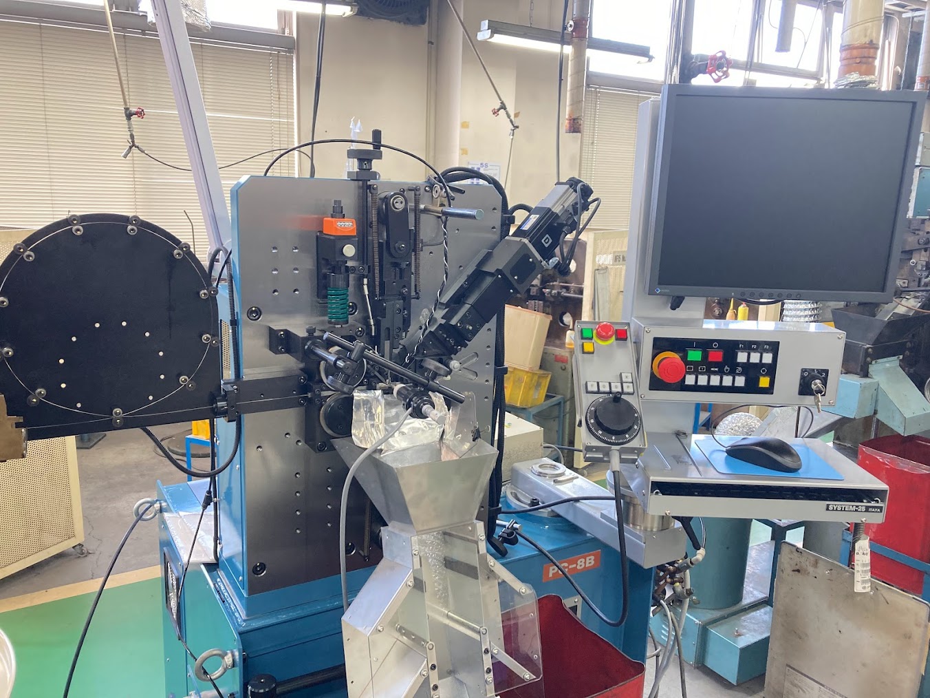 ばね加工機【pc 8b】導入しました 中央ばね工業㈱ エミダスニュース 挑戦する製造業のために Ncネットワーク